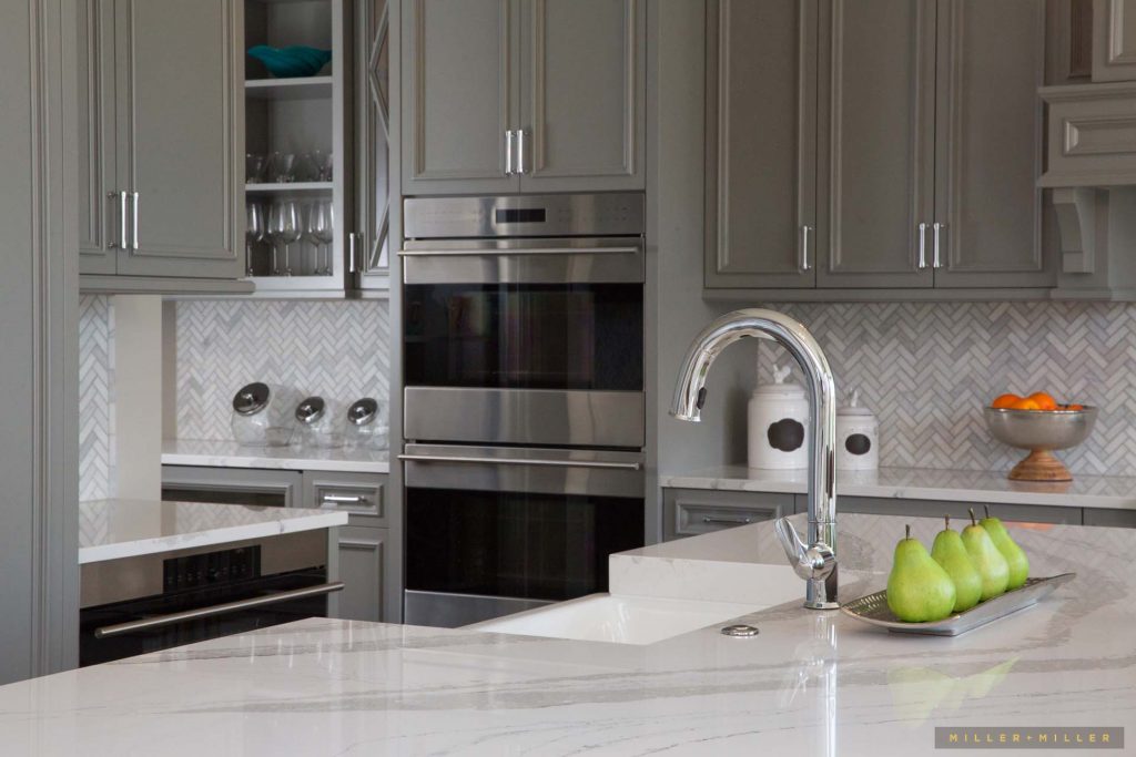 Inspiring Room: Modern Nantucket-Style Farmhouse Kitchen with Gray ...